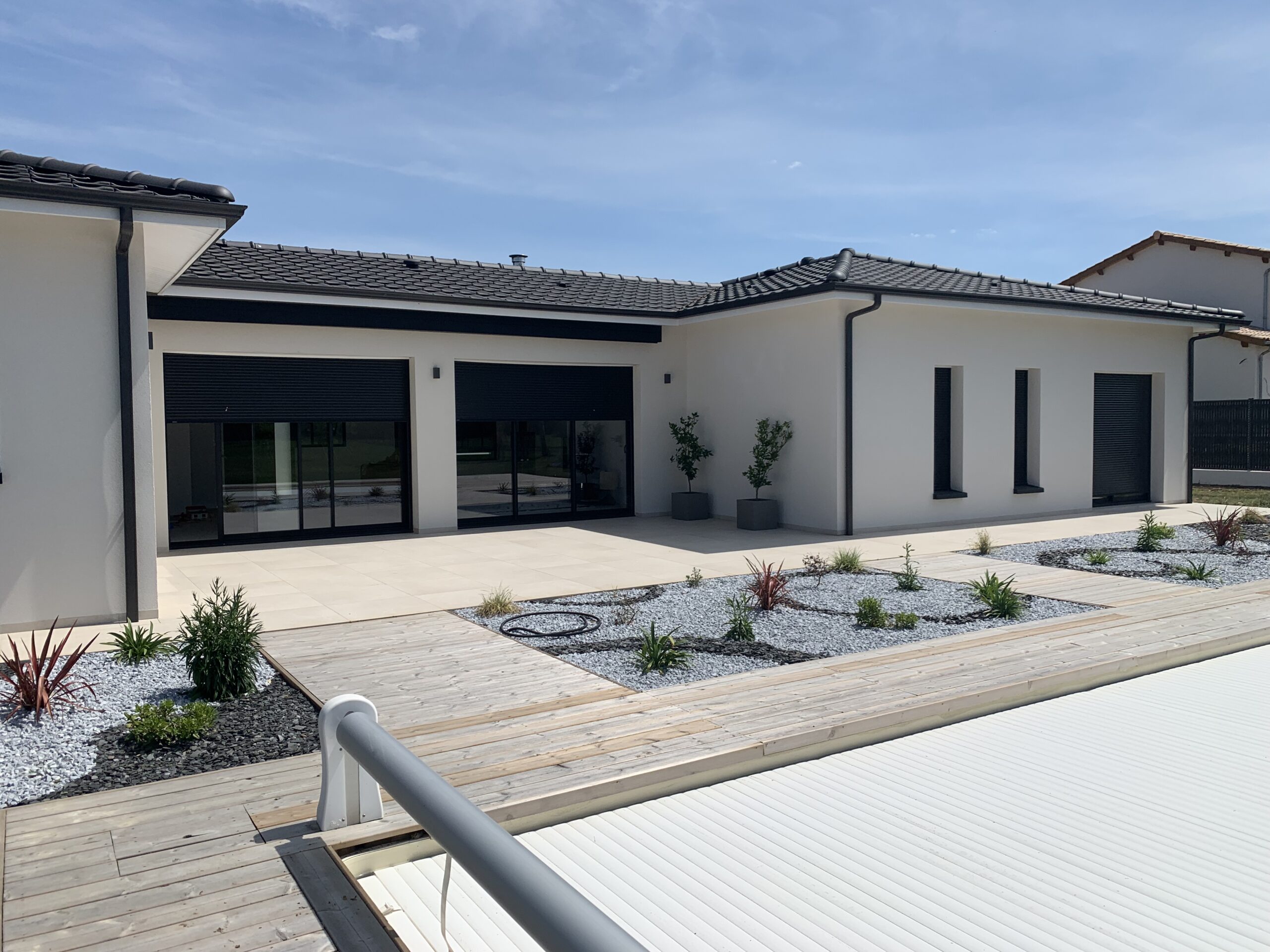 Maisons toit tuiles › Maisons Collantés